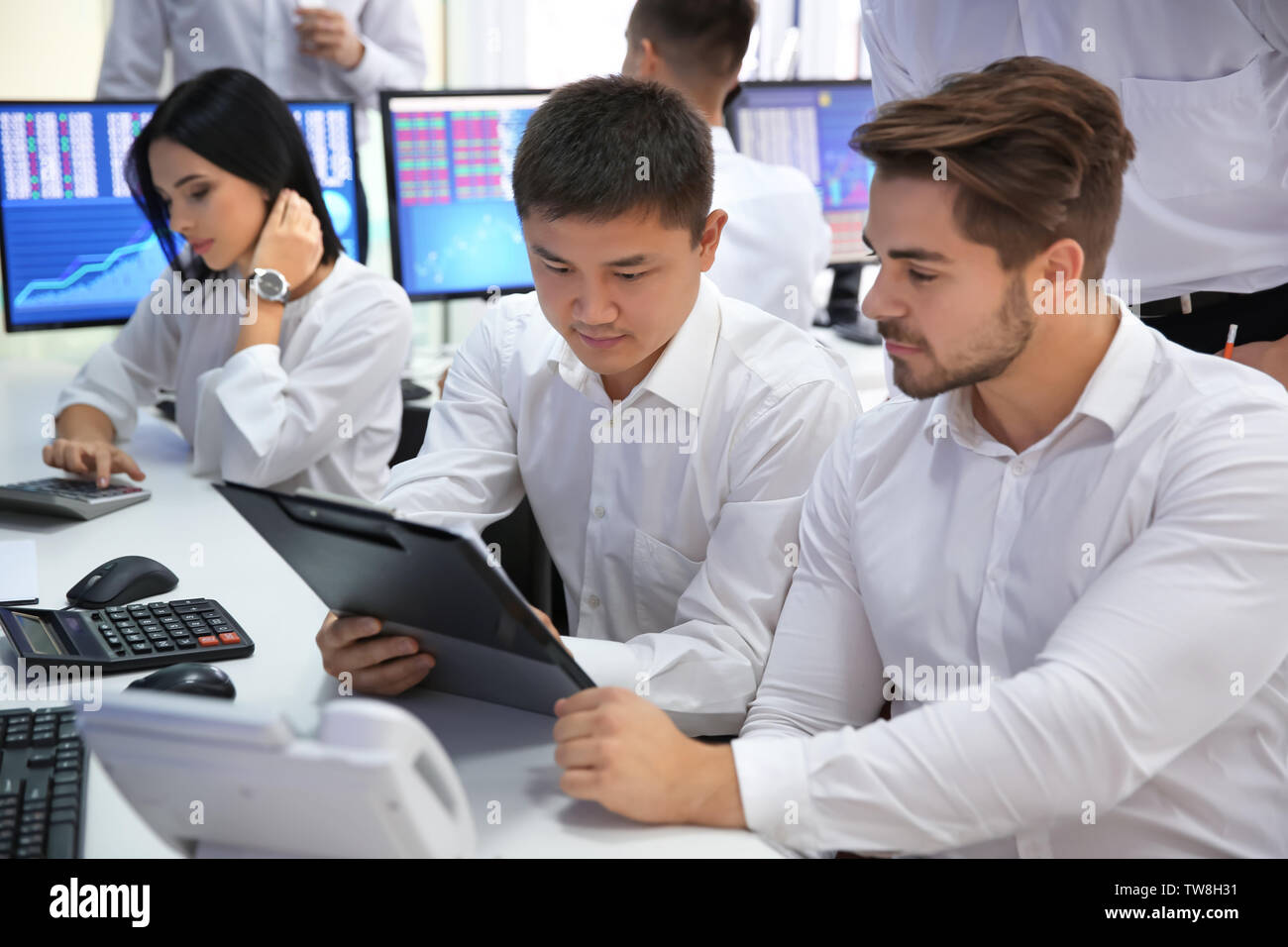 Team stock traders hi-res stock photography and images - Alamy