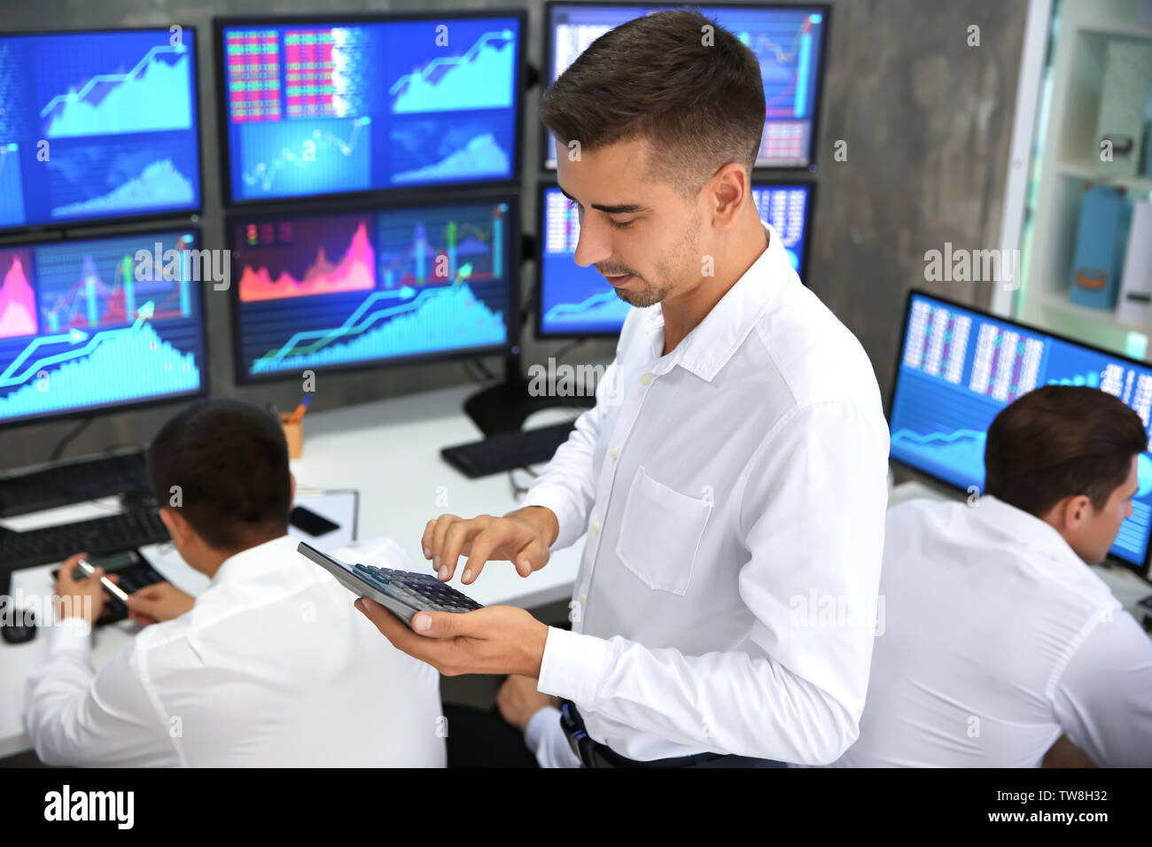 Agent working stock exchange hi-res stock photography and images - Alamy