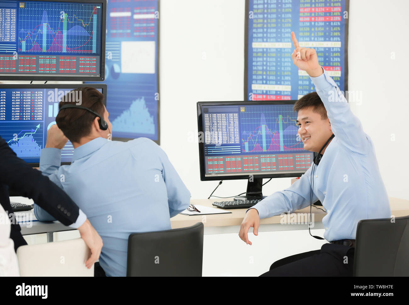 Stock market traders happy hi-res stock photography and images - Alamy