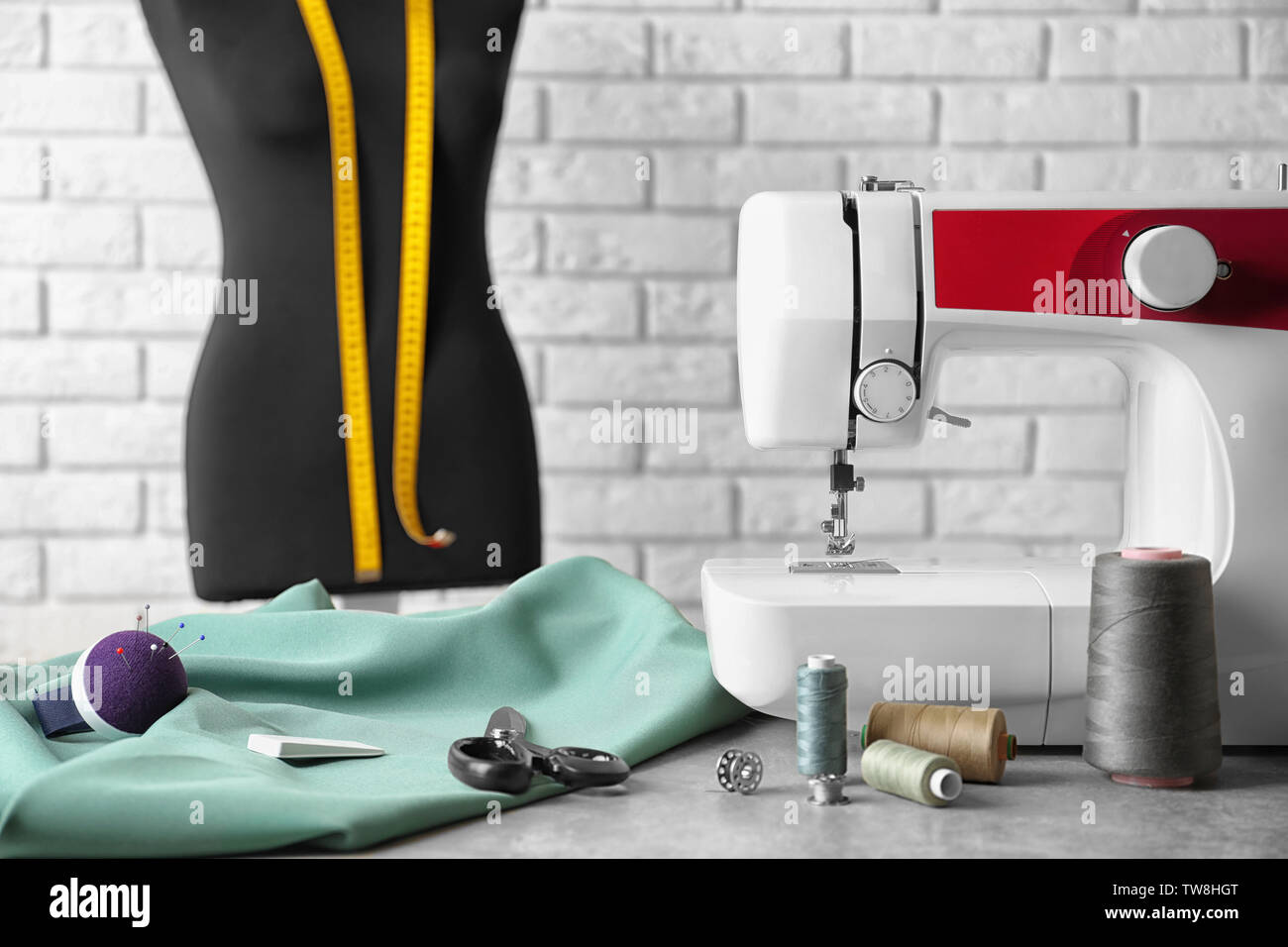 Sewing items machine hi-res stock photography and images - Alamy