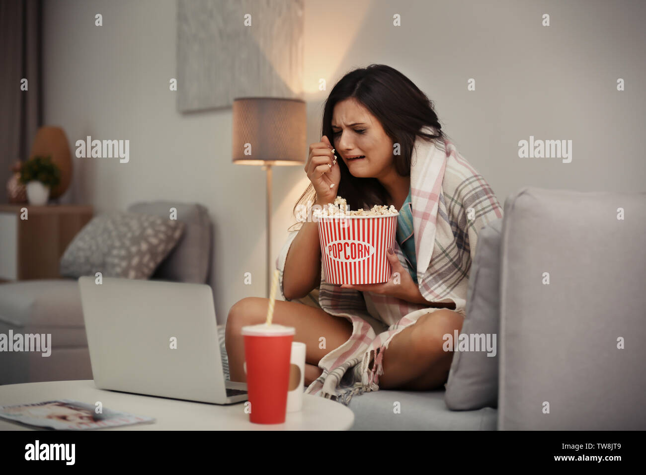 Woman movie crying hi-res stock photography and images - Alamy