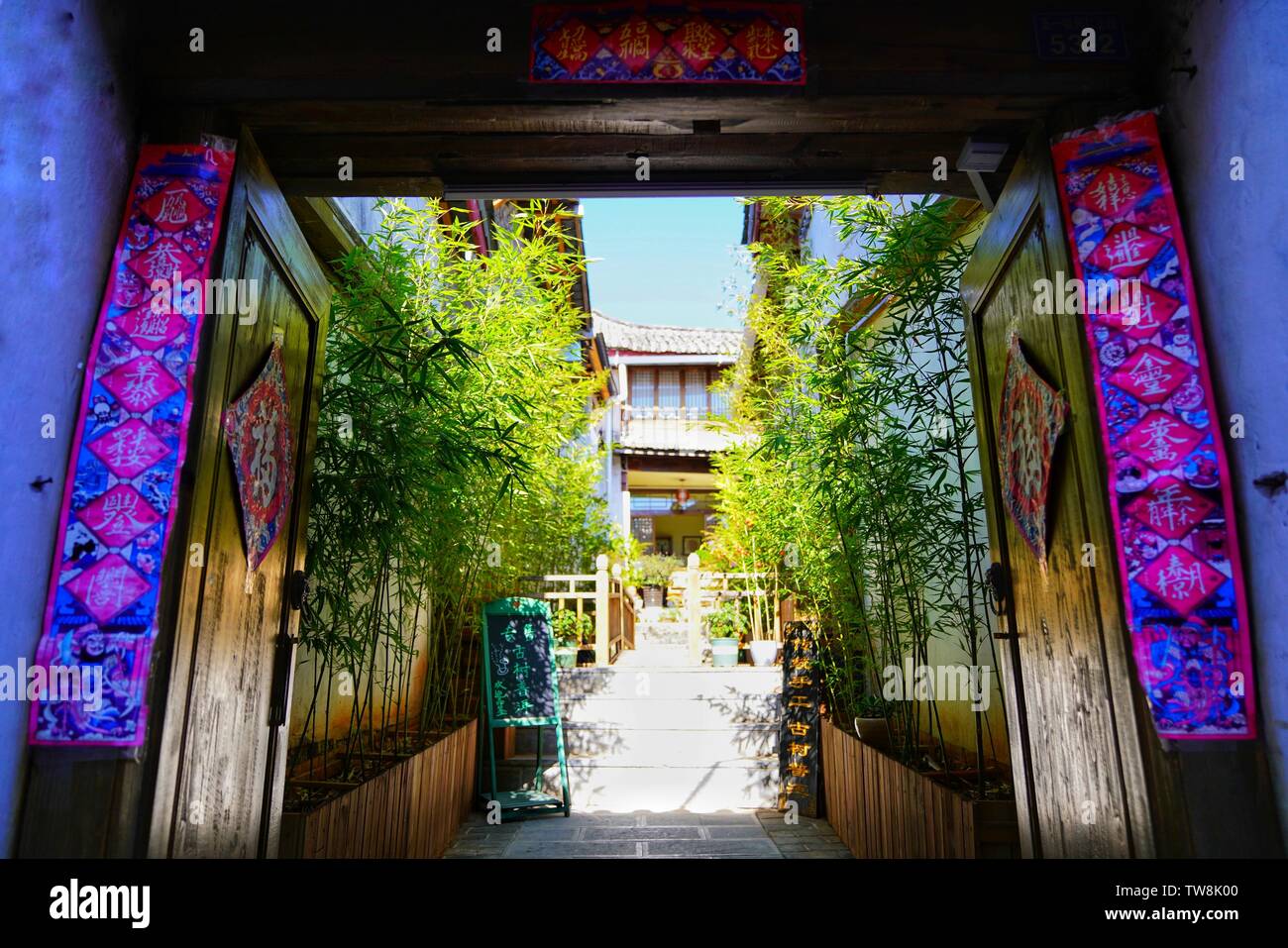 Street view of the ancient city of Lijiang Stock Photo - Alamy