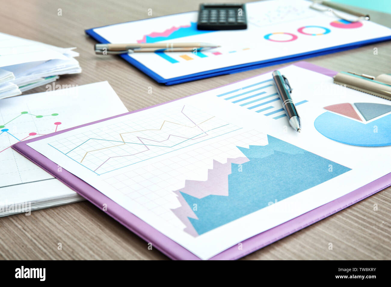 Clipboard financial report charts hi-res stock photography and images ...