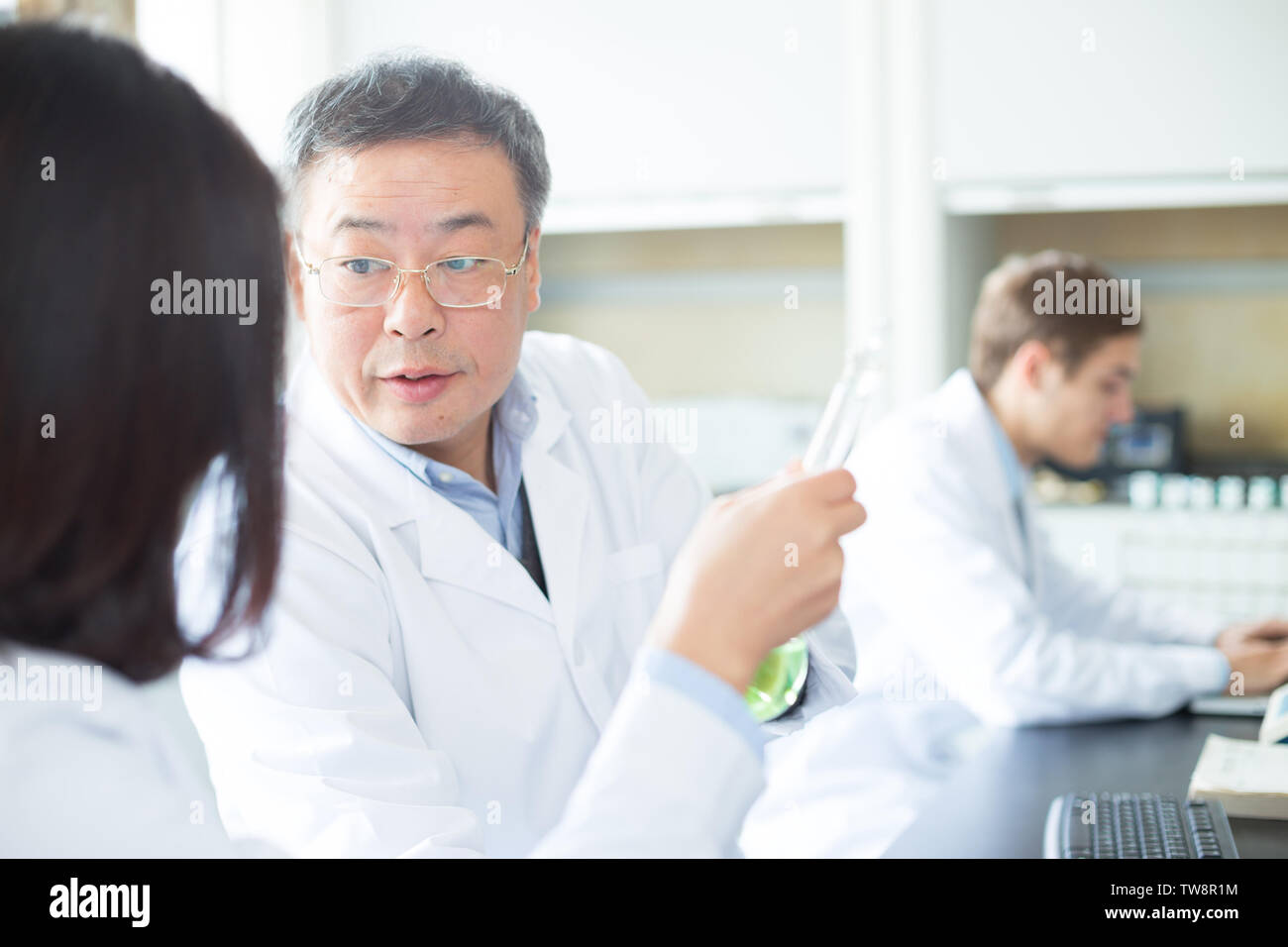 people doing chemical experiment in modern lab Stock Photo - Alamy