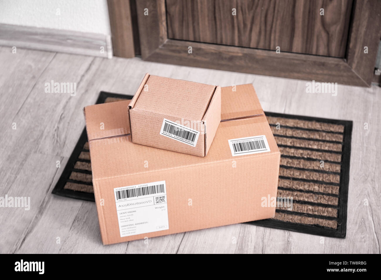 Package on door mat hi-res stock photography and images - Alamy