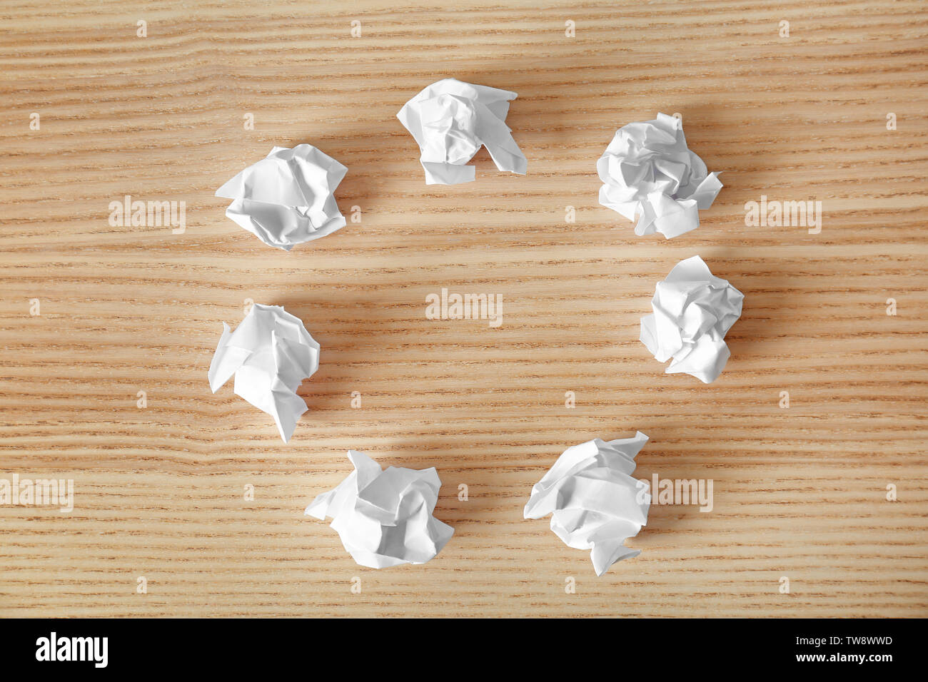 Circle of crumpled paper balls on wooden background. Unity concept ...