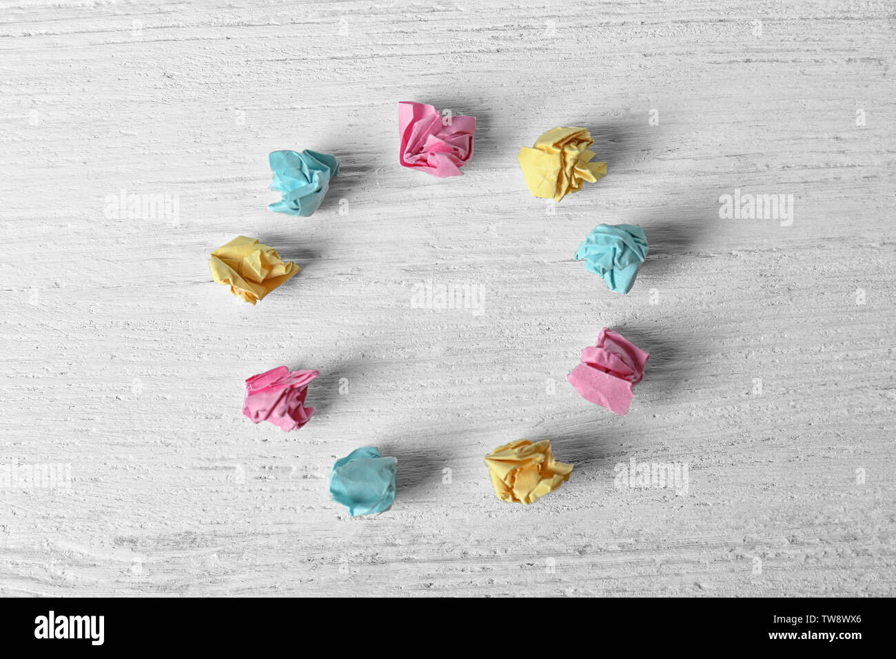 Circle of crumpled paper balls on wooden background. Unity concept ...