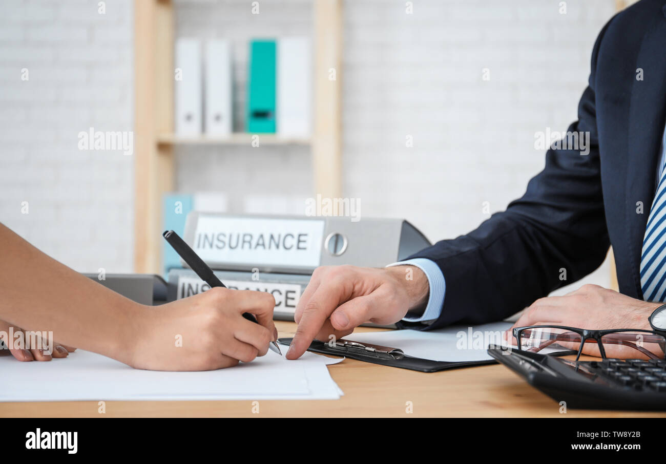 Signing insurance policy client hi-res stock photography and images - Alamy
