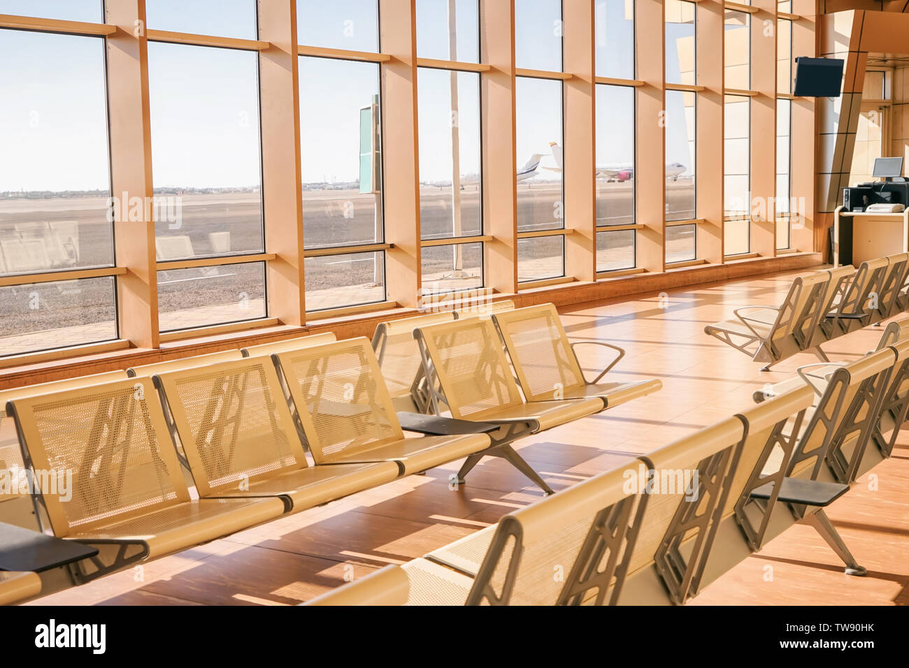 Waiting room with empty seats in modern airport Stock Photo - Alamy