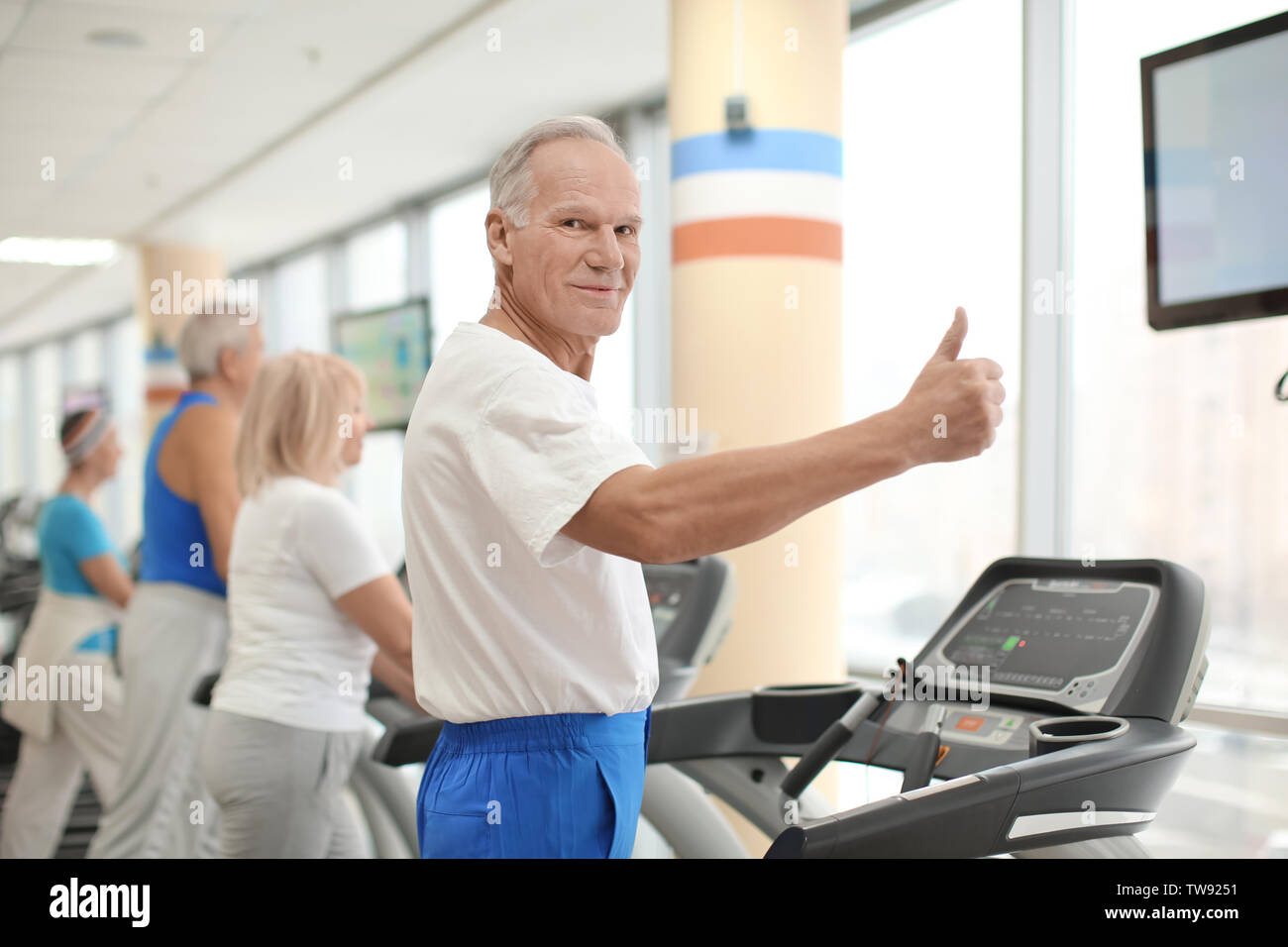 Group of elderly people training in modern gym Stock Photo - Alamy