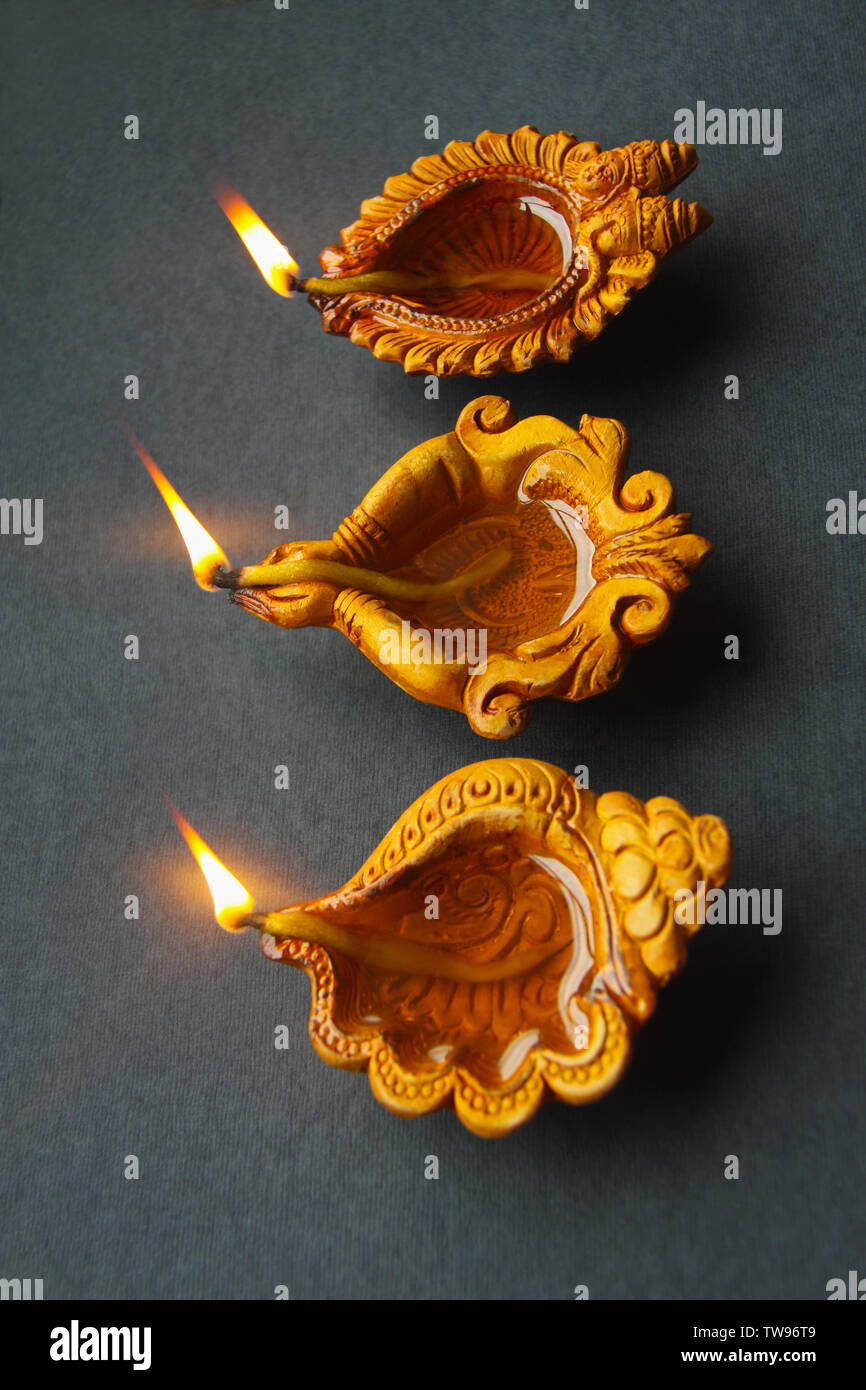 Row diyas diwali festival hi-res stock photography and images - Alamy