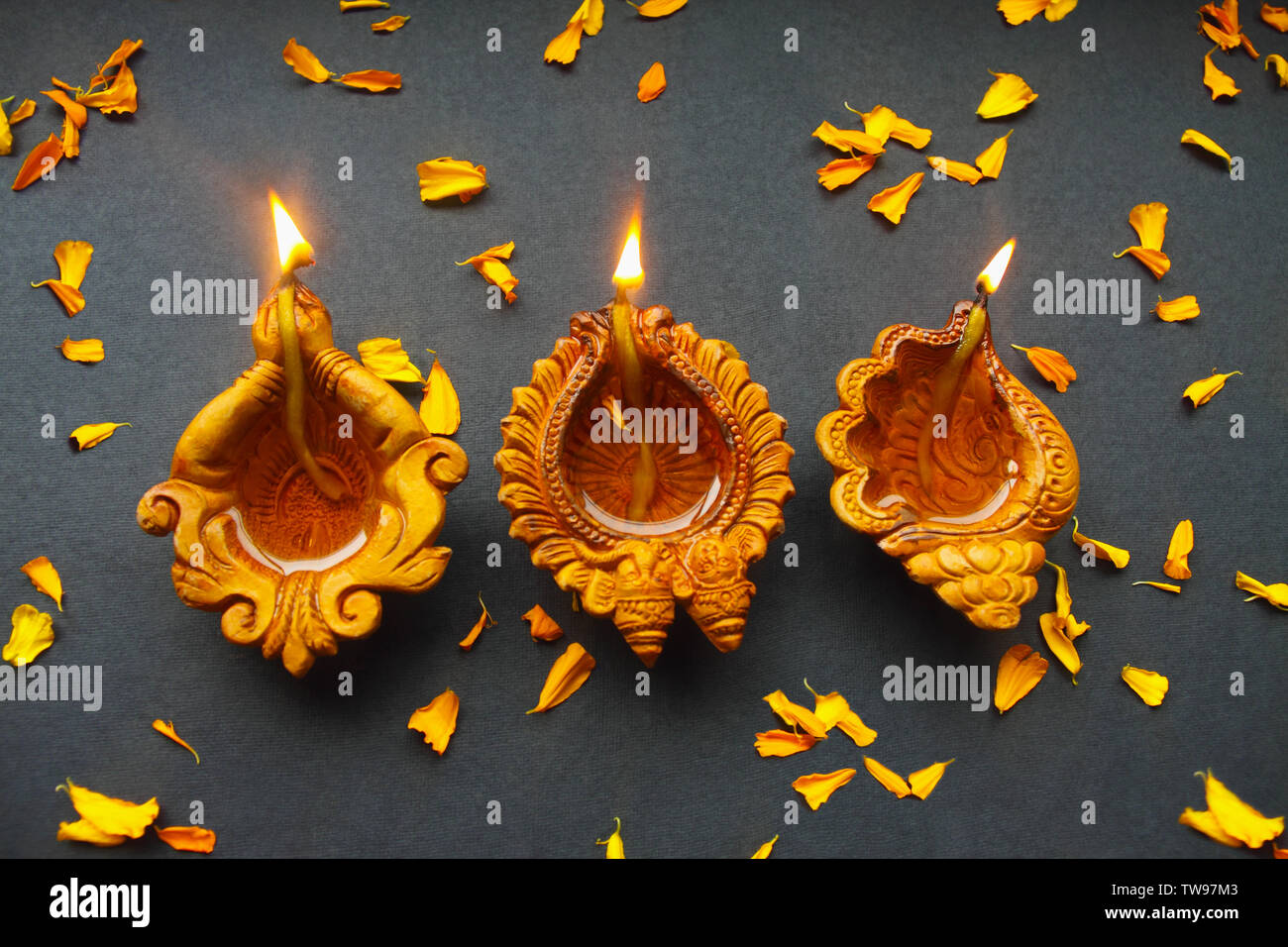 Row diyas diwali festival hi-res stock photography and images - Alamy