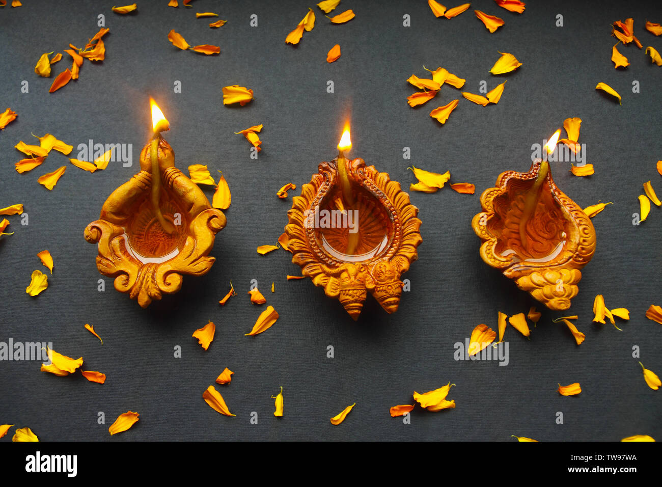 Row diyas diwali festival hi-res stock photography and images - Alamy