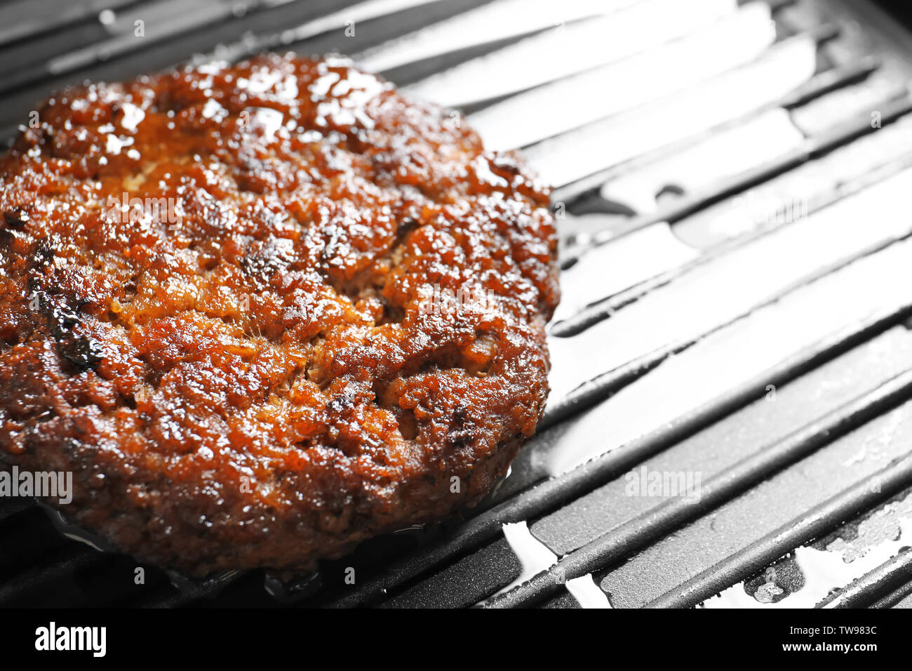 Burger patty on grill surface, closeup Stock Photo - Alamy