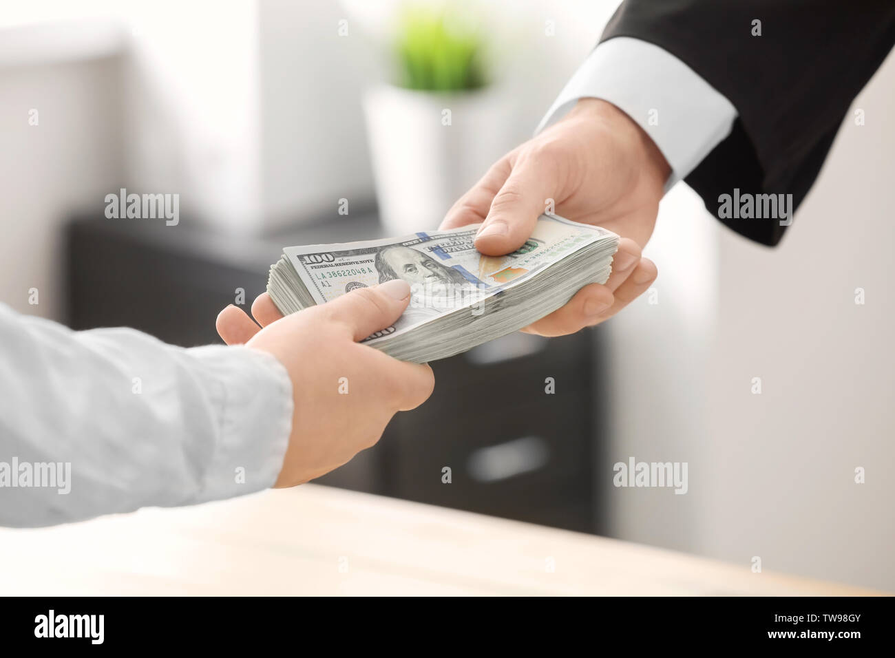Man handing cash to woman hi-res stock photography and images - Alamy