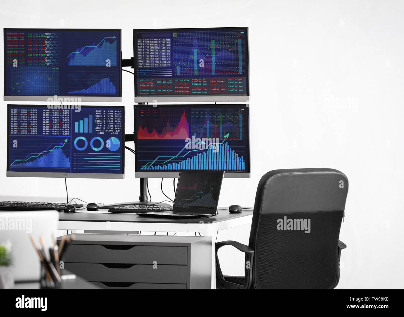 Laptop computers exchange hi-res stock photography and images - Alamy