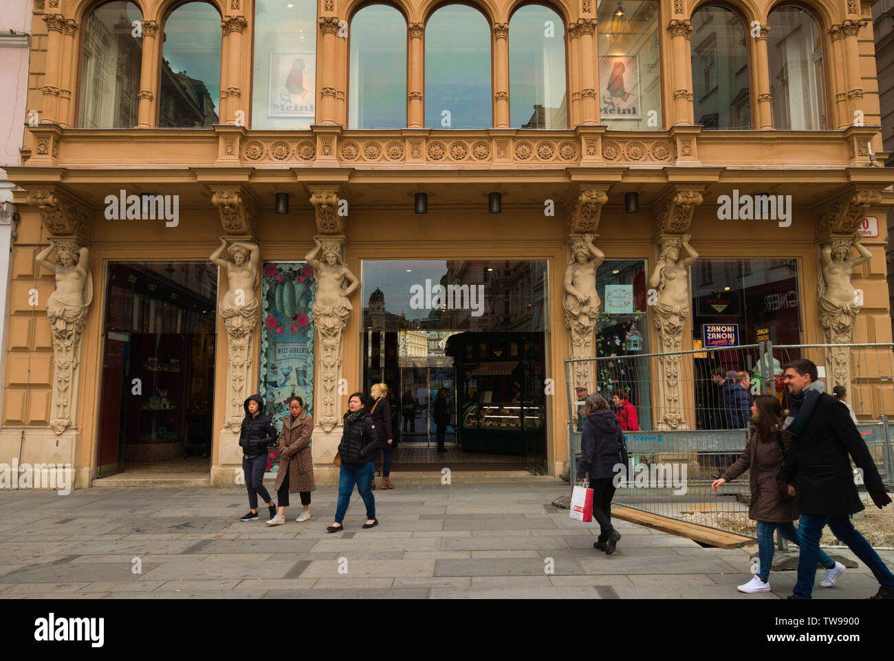 Tourists storefronts hi-res stock photography and images - Alamy