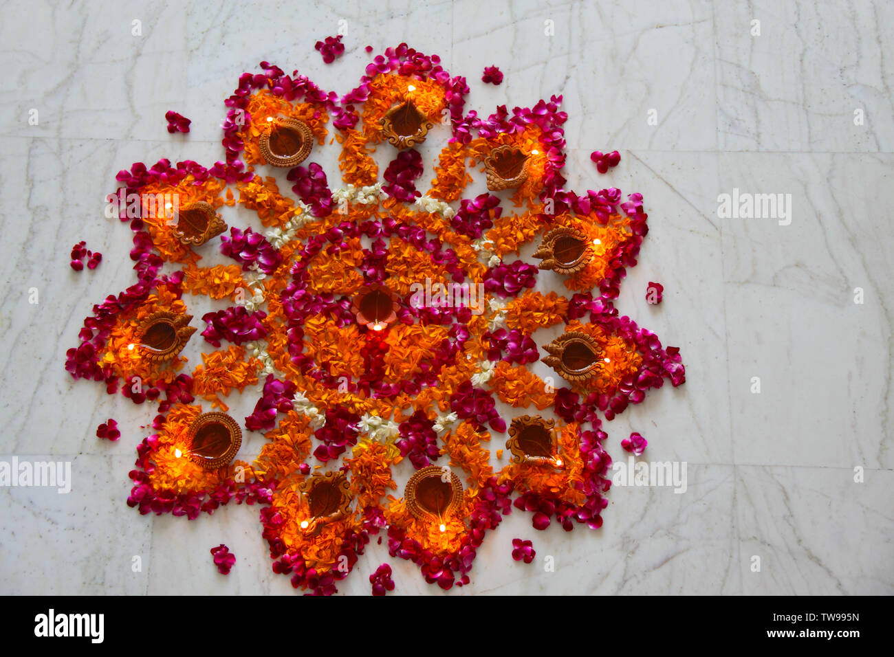 Rangoli art hi-res stock photography and images - Alamy