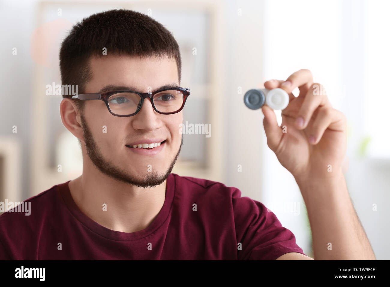 Wearing contact lenses hi-res stock photography and images - Alamy