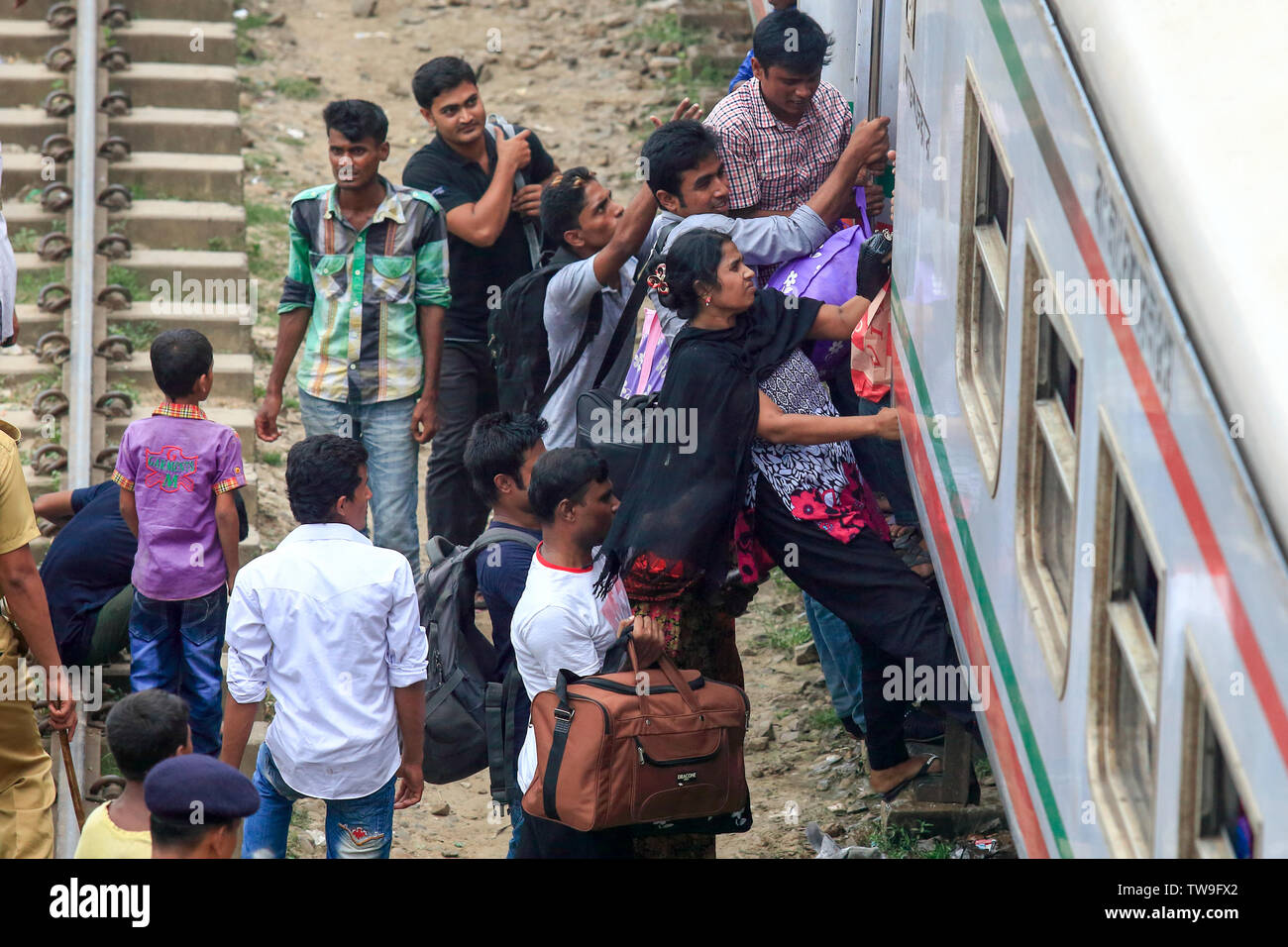 Home-bound people struggle to get the rooftop of the train at Airport ...