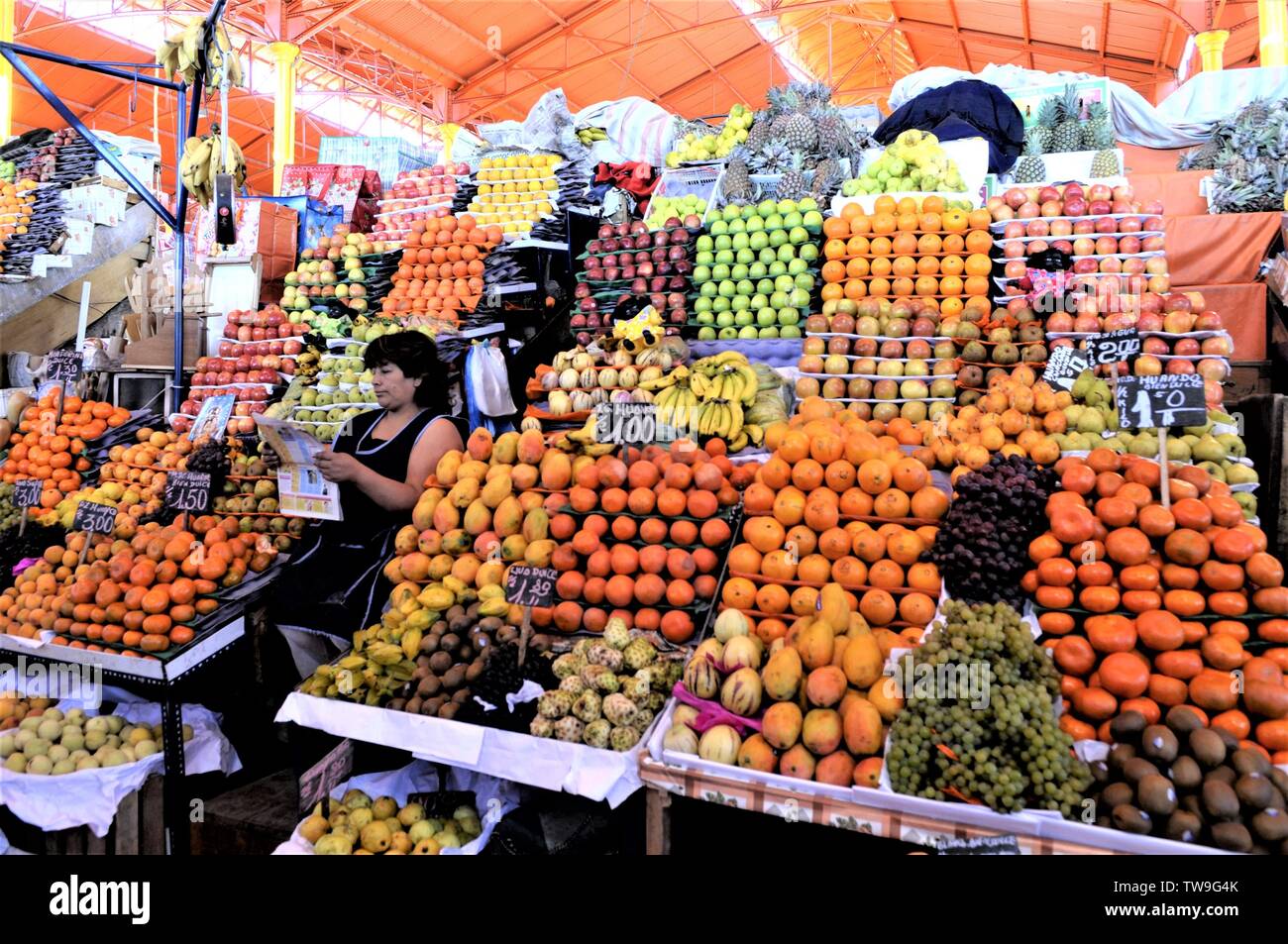 PERU,A SELLER AT THE CUSCO FRUIT MARKET Stock Photo - Alamy