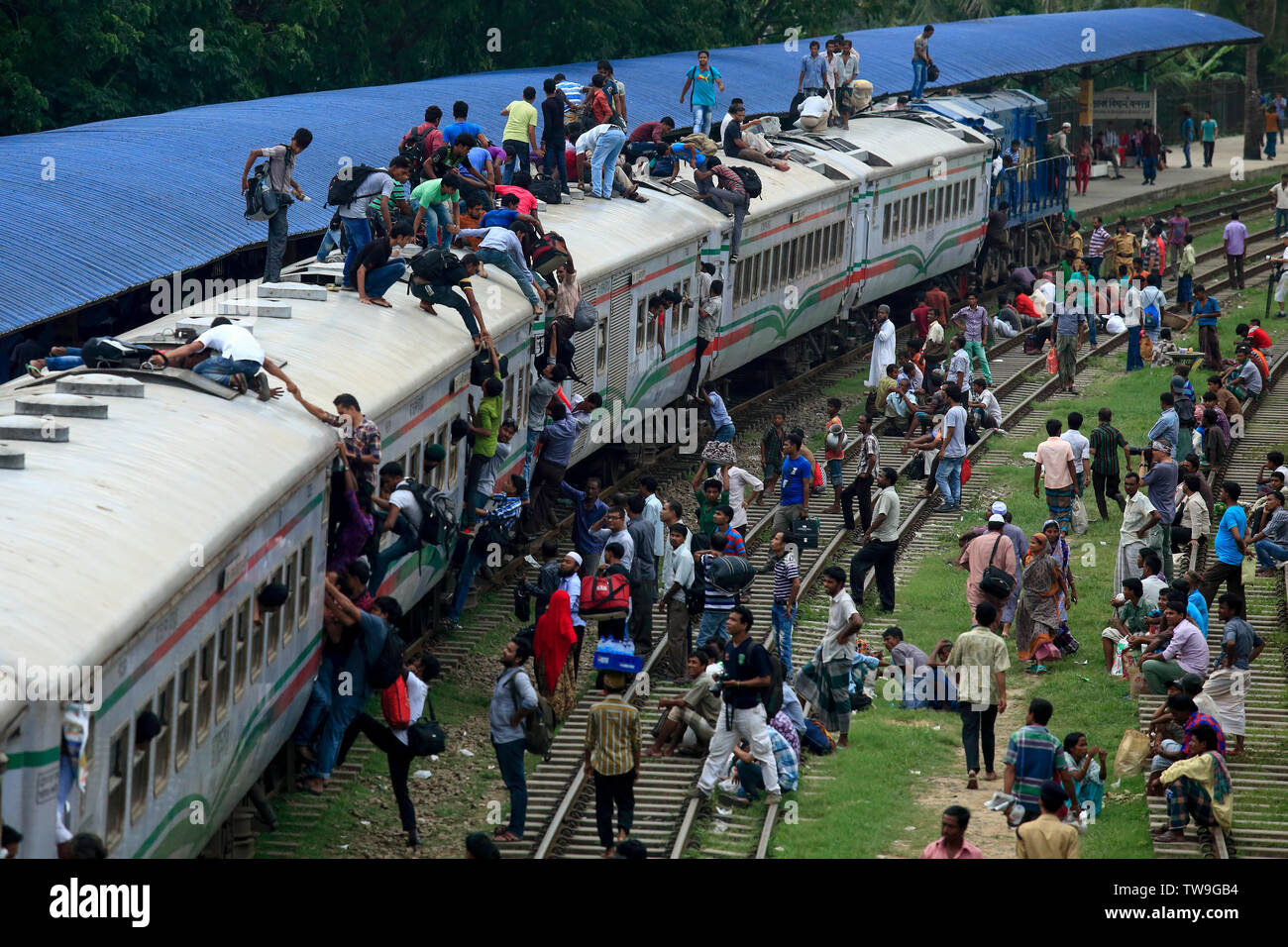 Bangladeshi train hi-res stock photography and images - Alamy
