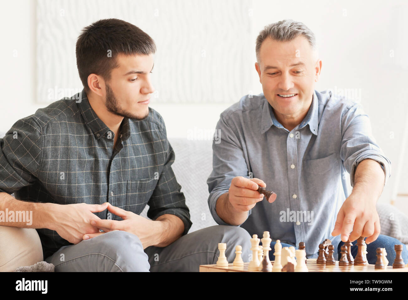 Father and son play chess hi-res stock photography and images - Alamy