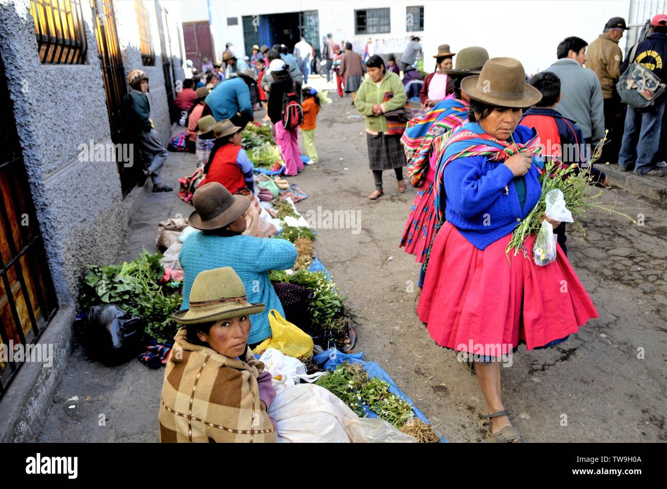 PERU, PISAC WOMEN WORKING AT THE FRUIT AND VEGETABLE MARKET Stock Photo ...