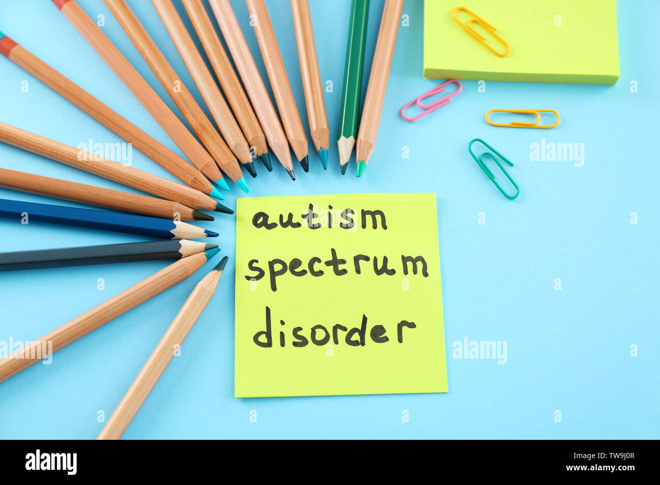 Note paper with text AUTISM SPECTRUM DISORDER on color background Stock ...