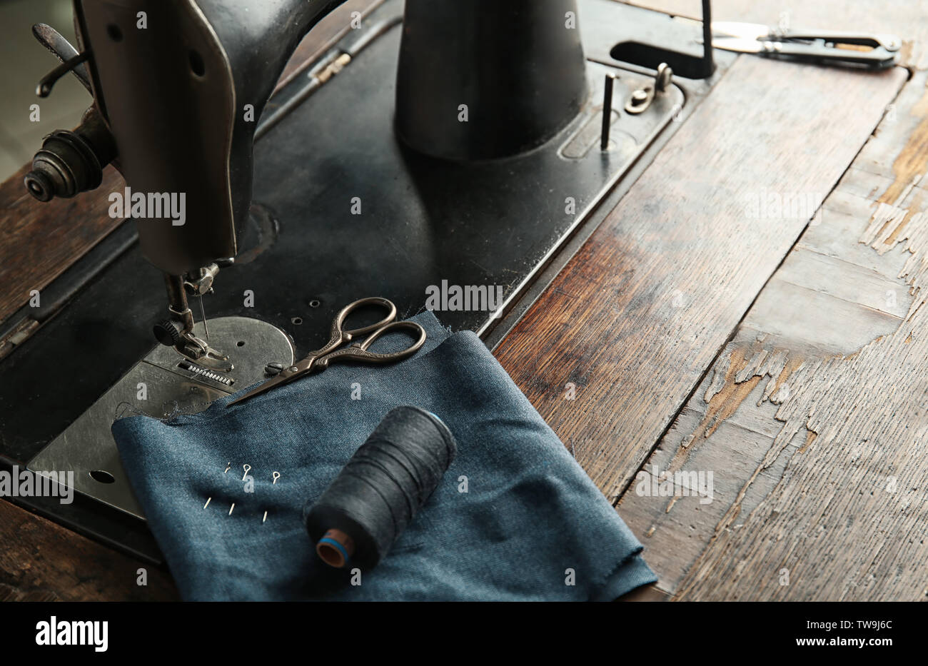 Vintage sewing machine with fabric and thread, closeup Stock Photo - Alamy