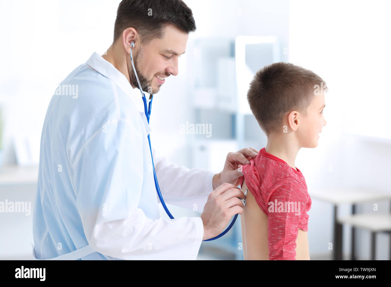 Children's doctor examining little boy in hospital Stock Photo - Alamy