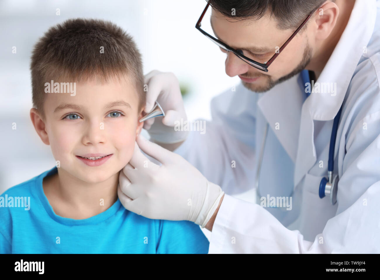 Children's doctor examining little boy in hospital Stock Photo - Alamy