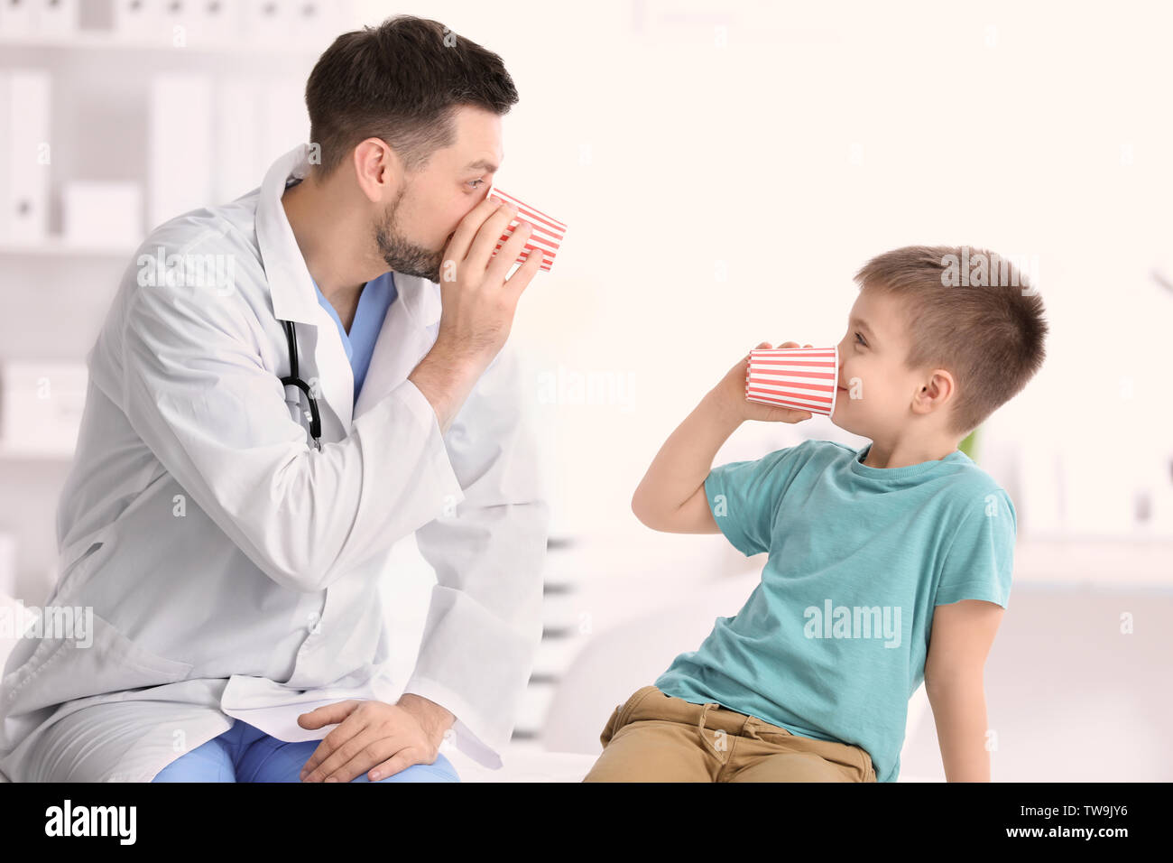 Children's doctor with little boy in hospital Stock Photo - Alamy