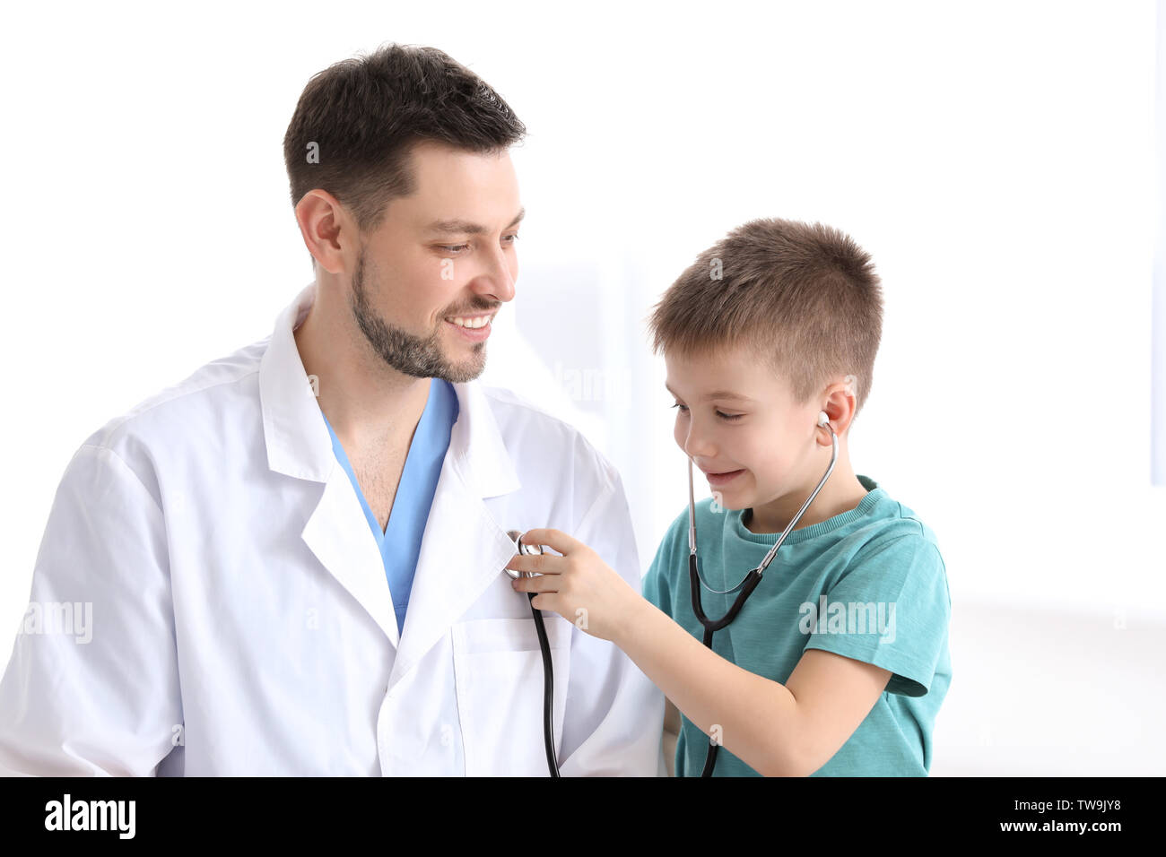Children's doctor with little boy in hospital Stock Photo - Alamy