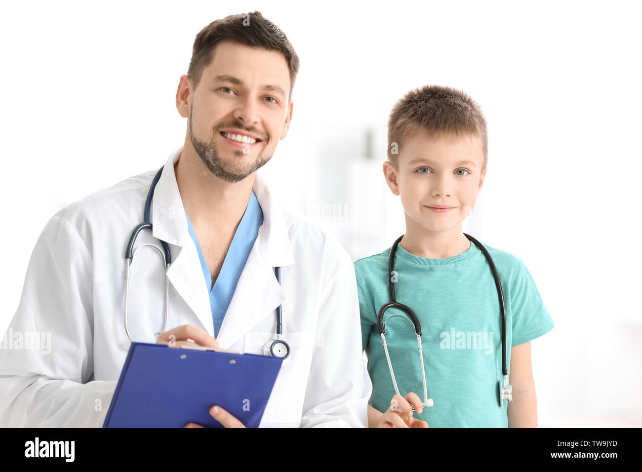 Children's doctor with little boy in hospital Stock Photo - Alamy