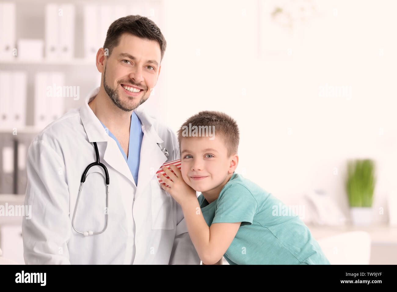 Children's doctor with little boy in hospital Stock Photo - Alamy