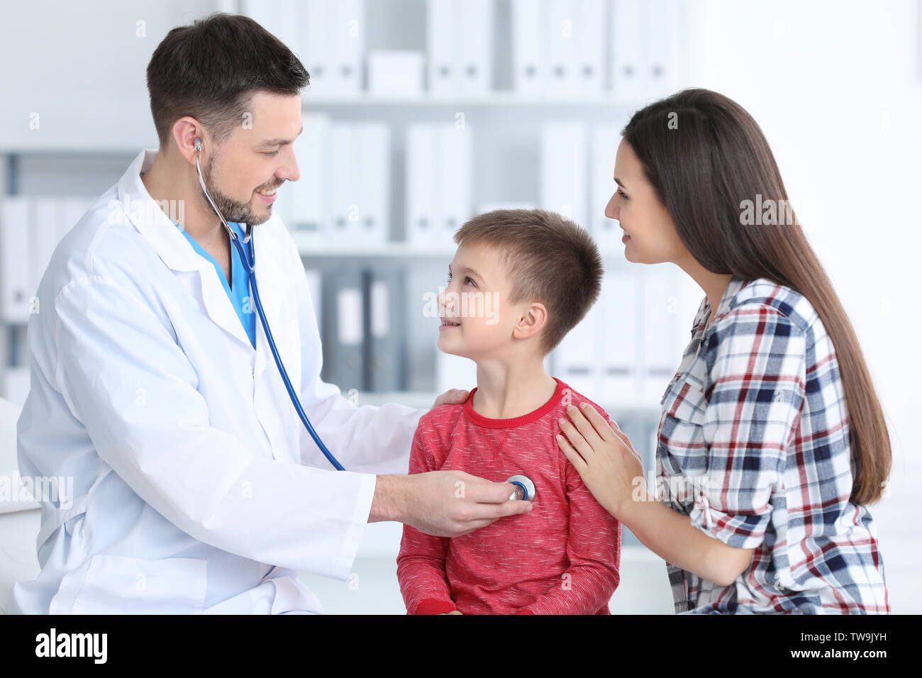 Children's doctor examining little boy in hospital Stock Photo - Alamy