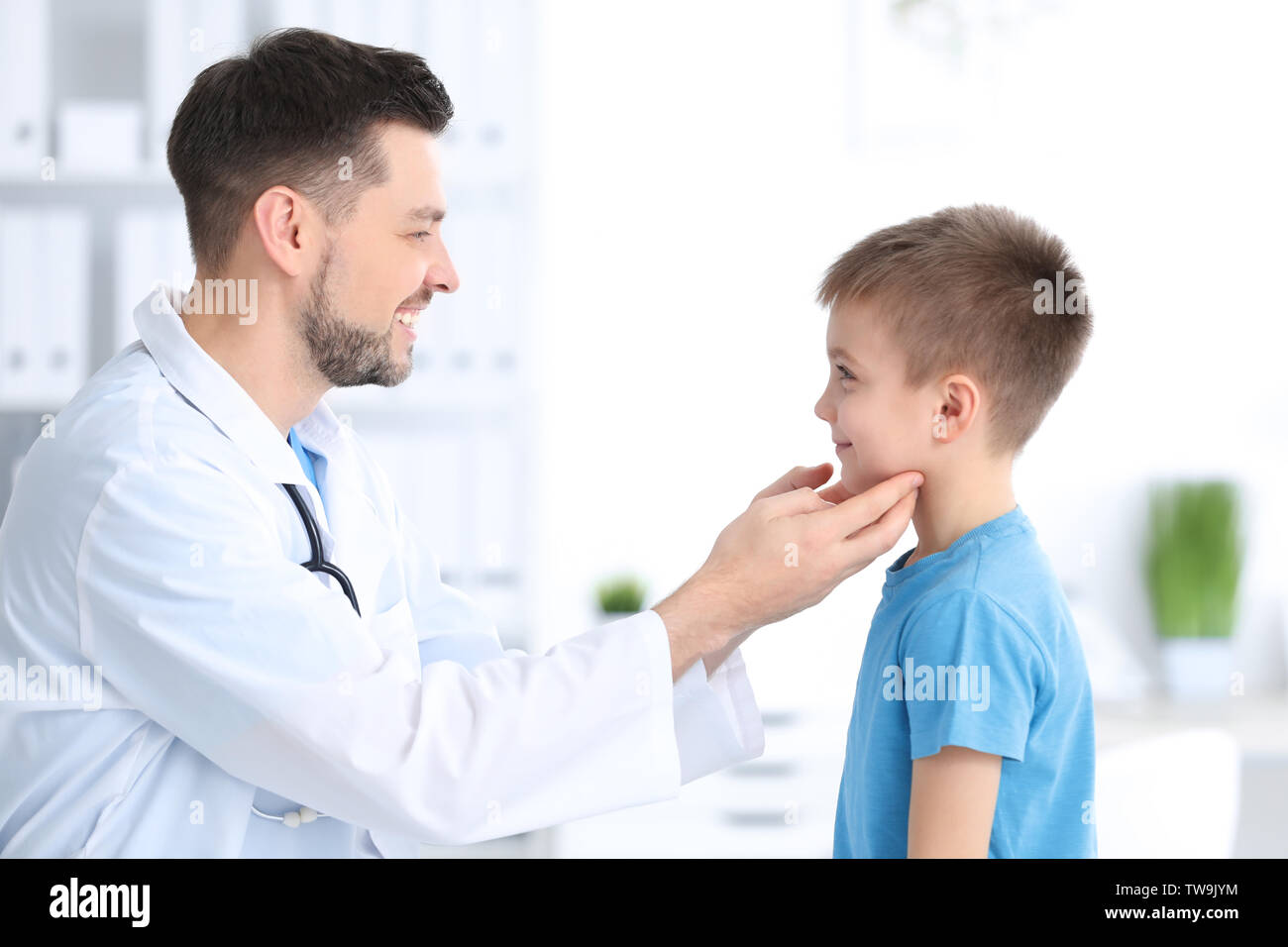 Children's doctor examining little boy in hospital Stock Photo - Alamy