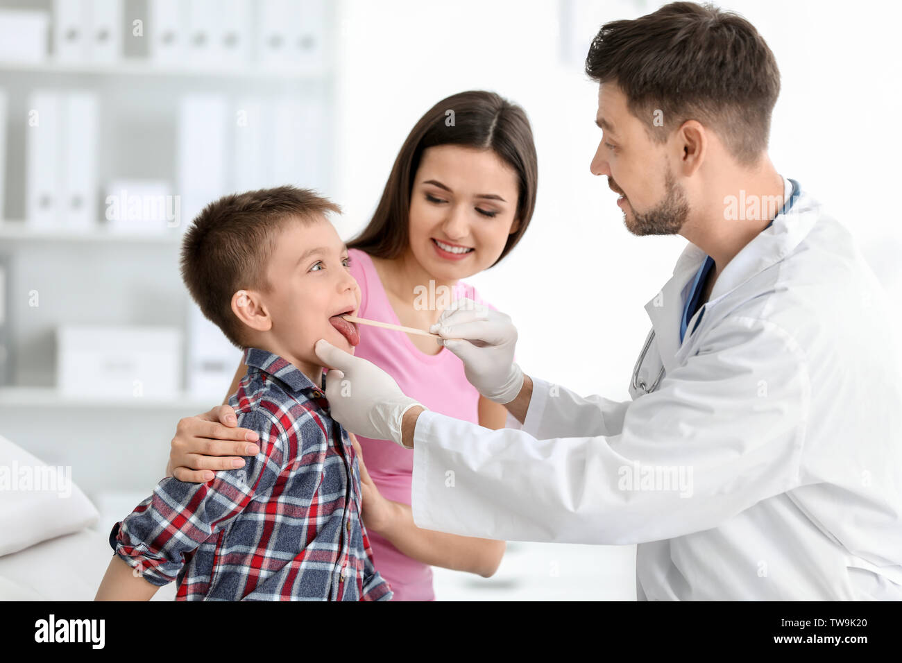 Children's doctor examining little boy in hospital Stock Photo - Alamy