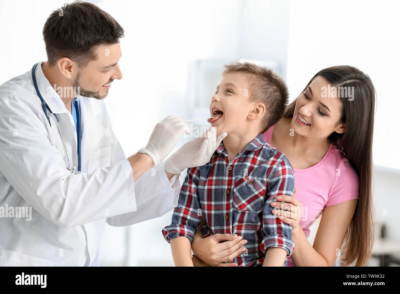 Children's doctor examining little boy in hospital Stock Photo - Alamy