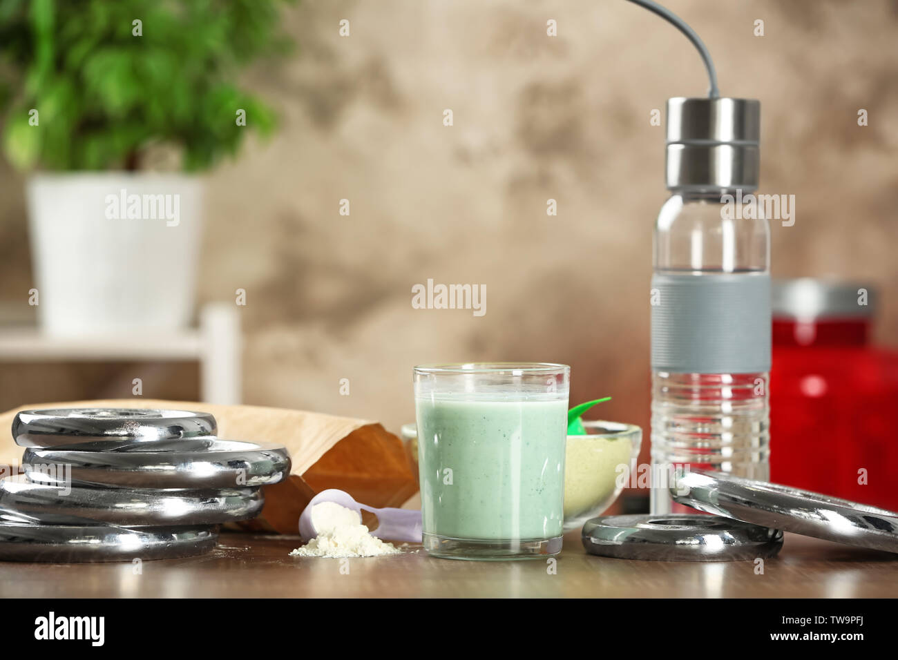 Glass protein shake weight hi-res stock photography and images - Alamy