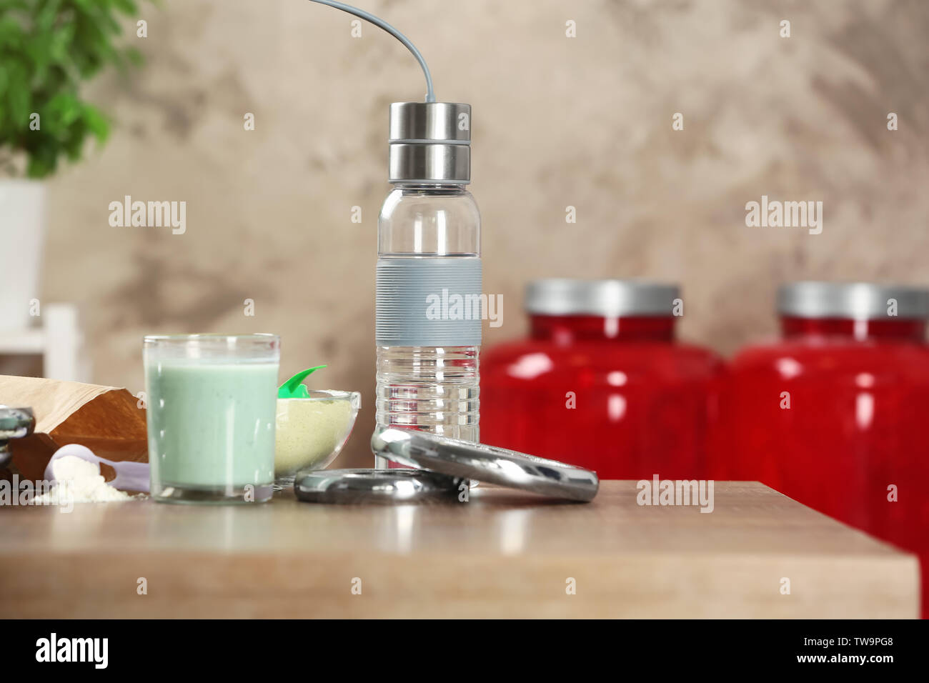 Glass protein shake weight hi-res stock photography and images - Alamy