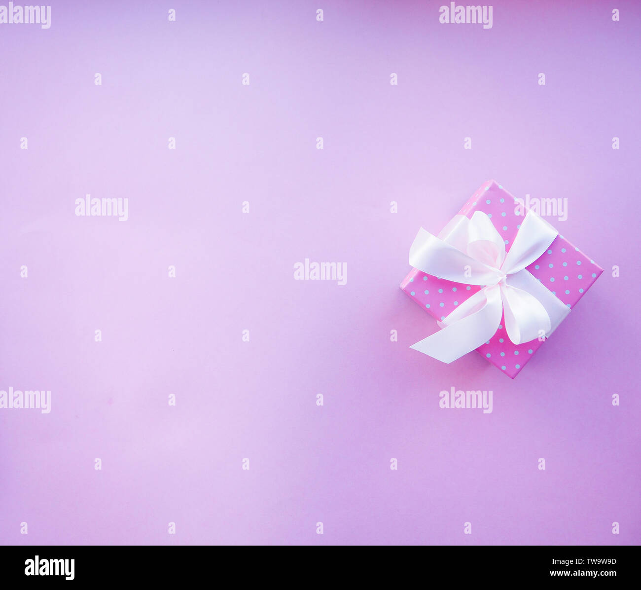 Present box pink ribbon hi-res stock photography and images - Alamy