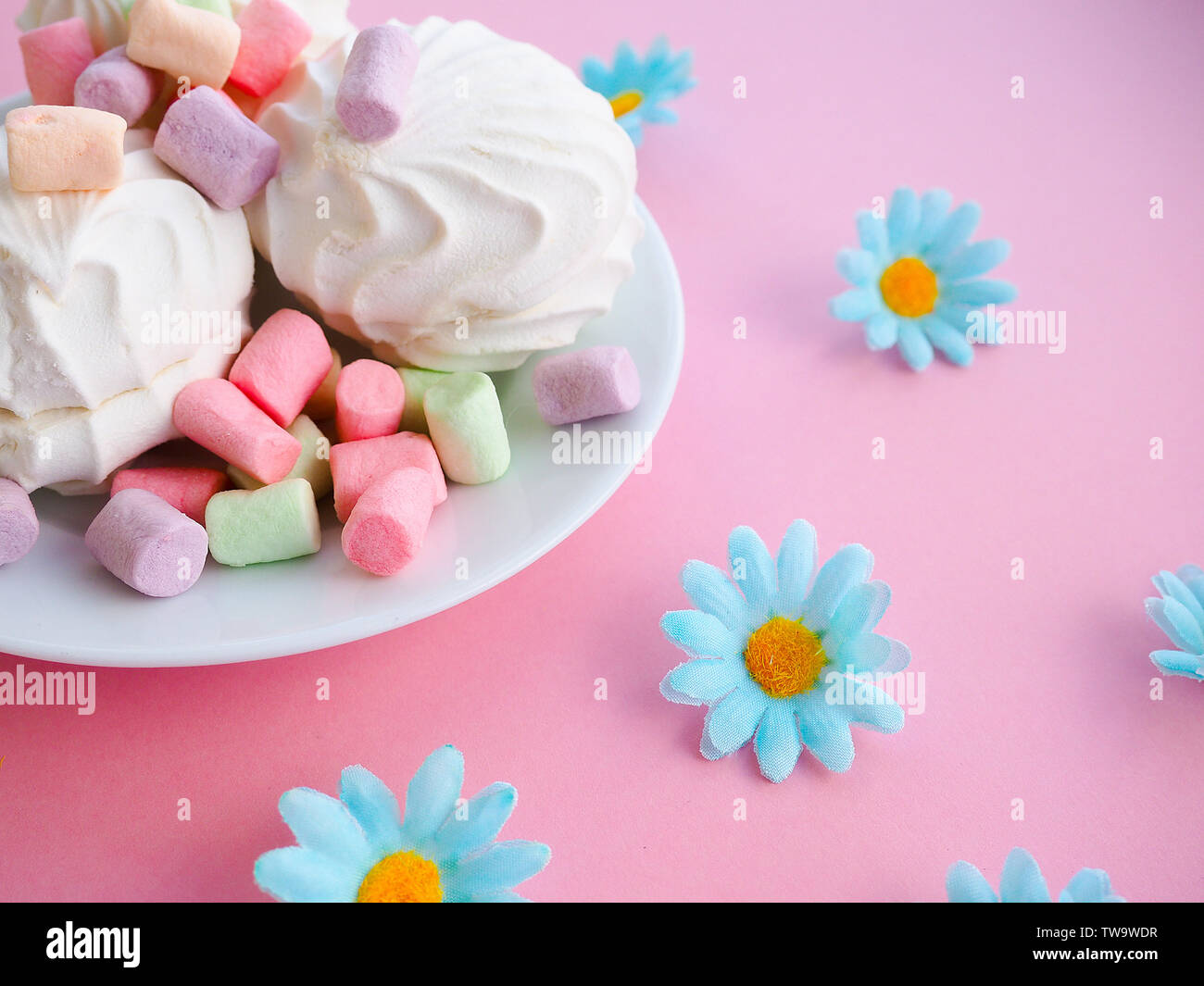 Marshmallow in white plate on pink background Stock Photo - Alamy