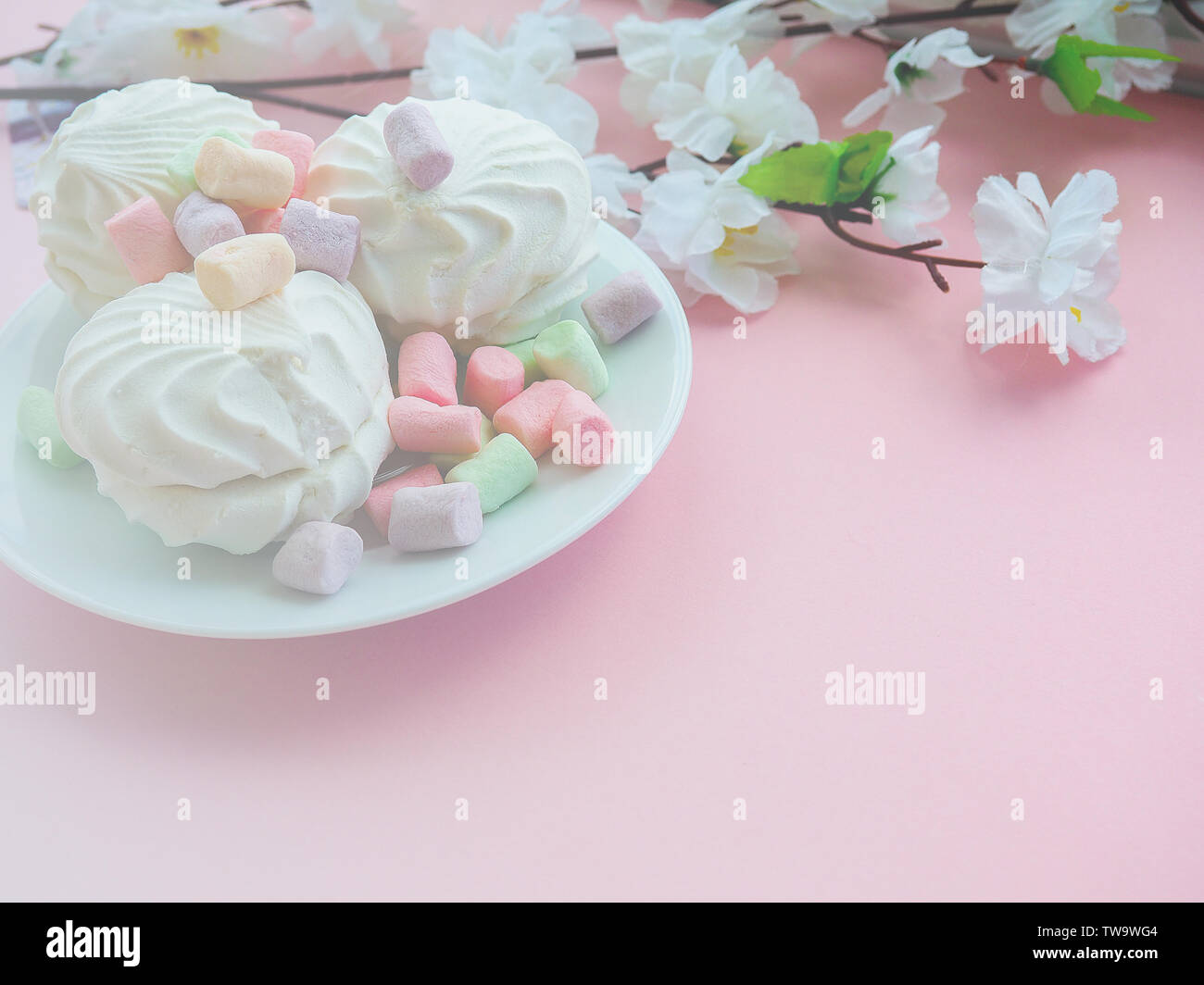 Marshmallow pile hi-res stock photography and images - Alamy