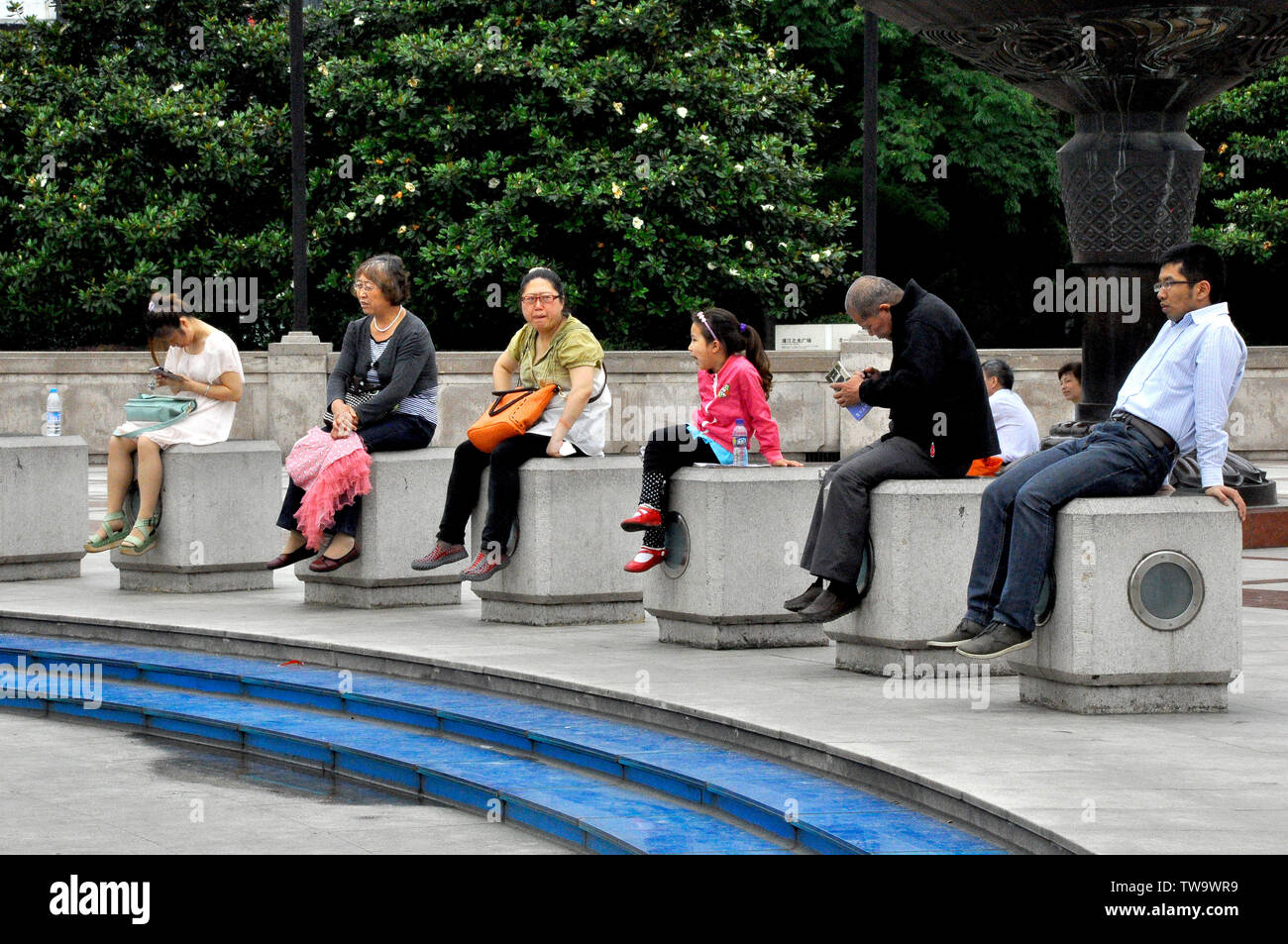 Chinese people relax in a Shanghai park Stock Photo - Alamy