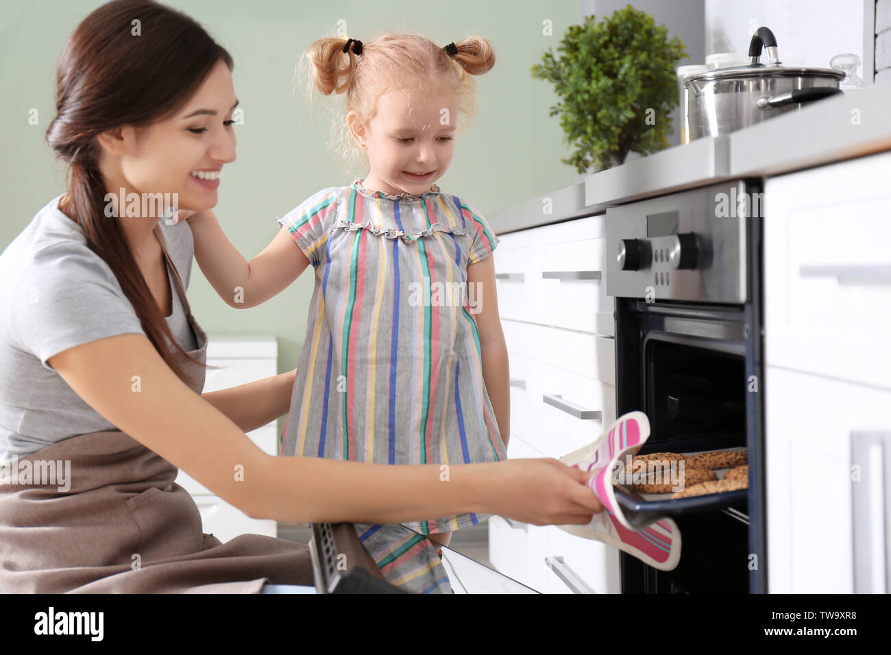 Daughter watching mother cook hi-res stock photography and images - Alamy