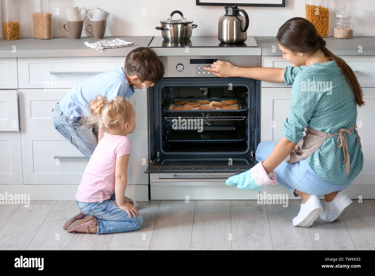 Daughter watching mother cook hi-res stock photography and images - Alamy
