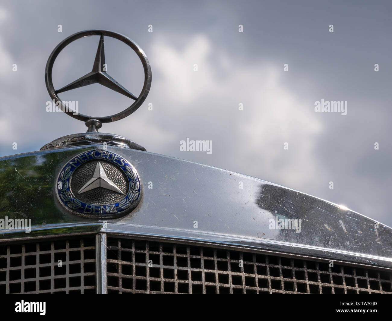 Mercedes logo hi-res stock photography and images - Alamy