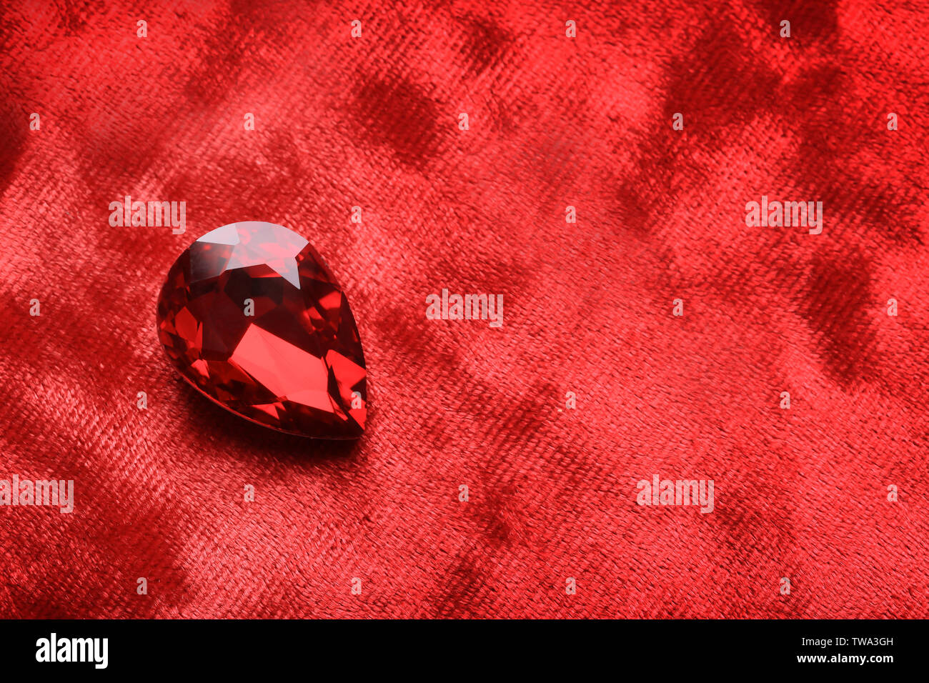 Precious stone for jewellery on red velvet Stock Photo - Alamy